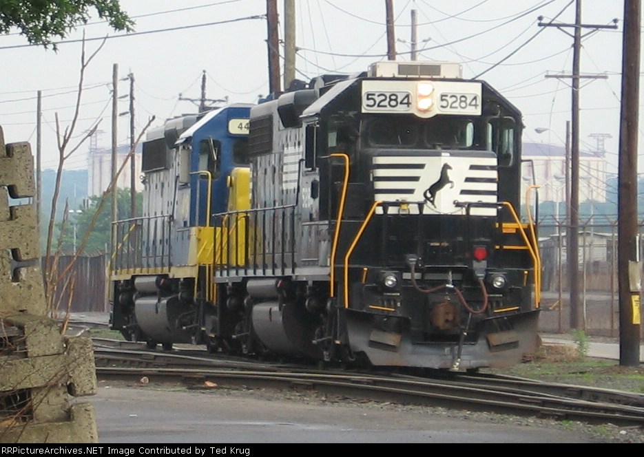 NS 5284 & CSX 4419 switching in Port Reading yard